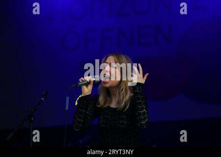 Die Sängerin und Songwriterin Norma auf der NDR Alsterbühne in Hamburg ...