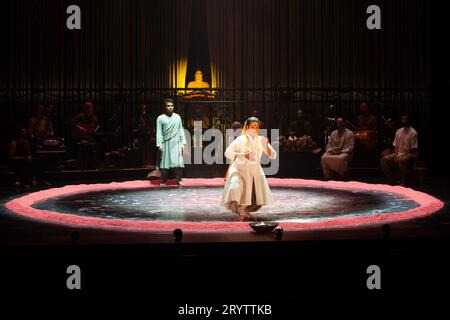 l-r: Ellora Patnaik, Navtej Sandhu in THE MAHABHARATA presented by Why ...