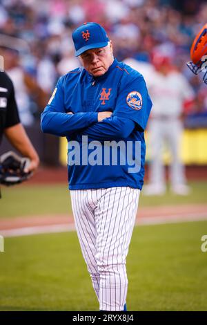 New York Mets manager Buck Showalter, left, shakes hands with ...