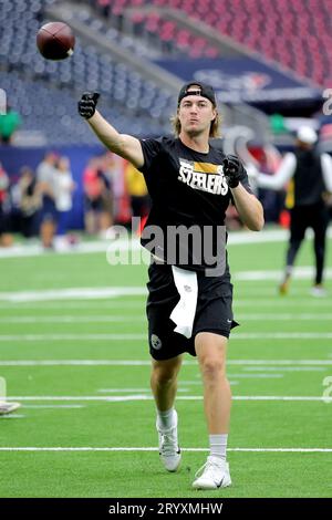 Pittsburgh quarterback Kenny Pickett warms up before an NCAA college ...