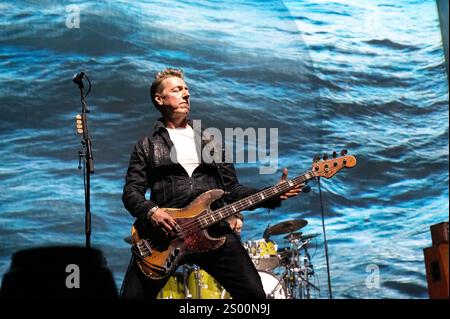 Dougie Payne of Travis performing at OVO Hydro, Glasgow, 21st December 2024 Stock Photo - Alamy