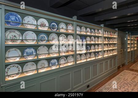 Antique tableware in a display cabinet Stock Photo - Alamy