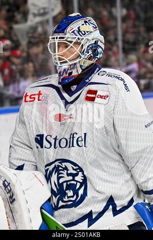 Zane McIntyre (Straubing Tigers, #70) in Abwehrposition hinter dem Tor ...