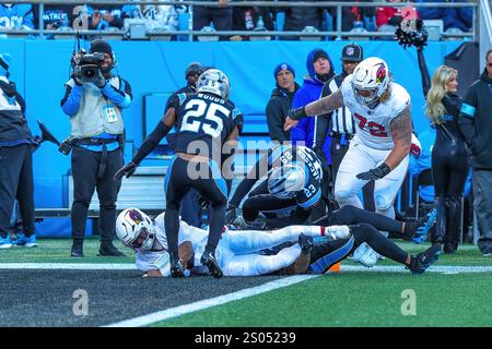Arizona Cardinals' Kyler Murray, right, talks with Will Hernandez, left ...