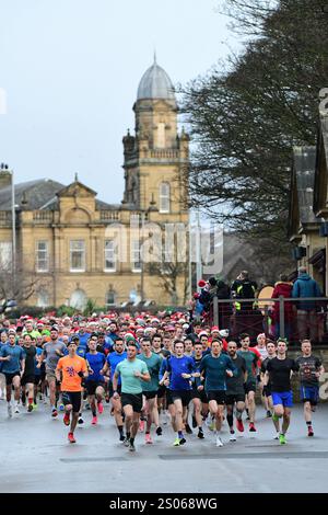 Huddersfield, Yorkshire, UK. 25 December 2025. Hundreds of runners ...