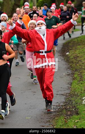 Huddersfield, Yorkshire, UK. 25 December 2025. Hundreds of runners ...