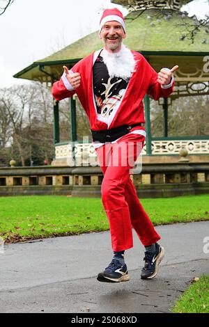 Huddersfield, Yorkshire, UK. 25 December 2025. Hundreds of runners ...