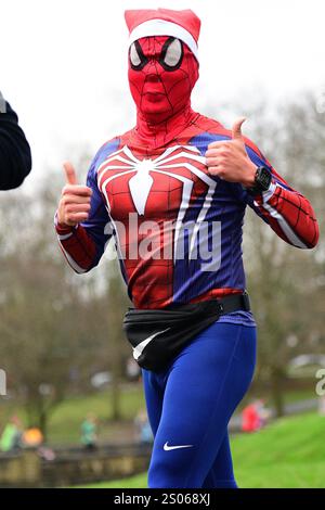 Huddersfield, Yorkshire, UK. 25 December 2025. Hundreds of runners ...