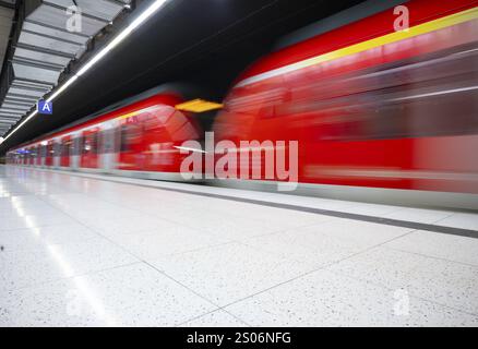 Underground arriving S-Bahn, train, class 420 in traffic red, platform ...