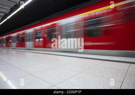 Underground arriving S-Bahn, train, class 420 in traffic red, platform ...