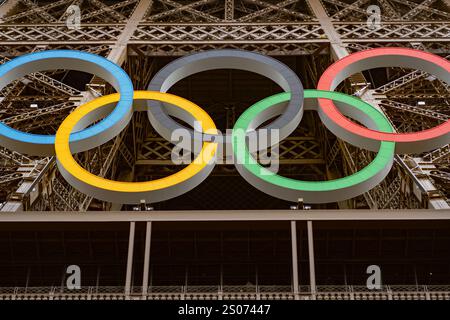 Paris (France): the Eiffel Tower with the olympic rings for the Paris ...