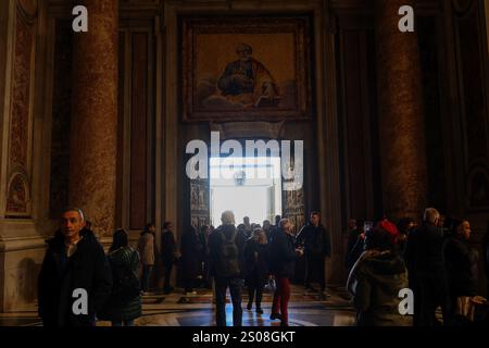 Rome, Italy. 25th Dec, 2024. Pilgrims from all over the world perform ...