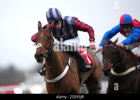 East India Express ridden by Freddie Gordon wins the Ladbrokes Get ...
