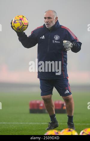 Manchester United goalkeeping coach Jorge Vital (centre left) and ...