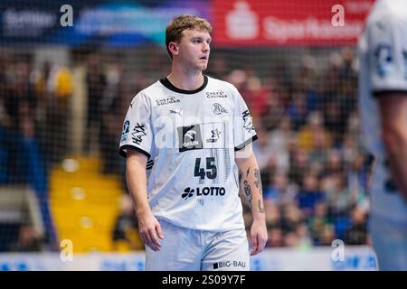 Emil Wernsdorf Madsen (THW Kiel, #45), Peter Walz (ThSV Eisenach, #14) GER, THW Kiel vs. ThSV ...