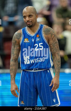 Jordan Theodore (Frankfurt Skyliners, #25) am Ball, GER, Skyliners ...
