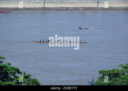 Traditional Khmer boat racing takes place during the Bon Om Touk annual ...