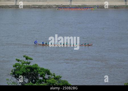 Traditional Khmer boat racing takes place during the Bon Om Touk annual ...