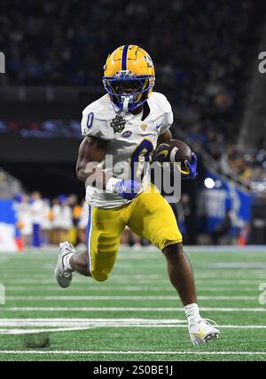 Pittsburgh running back Desmond Reid (0) is tackled by Notre Dame ...