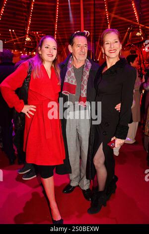 Max Tidof und Lisa Seitz bei der Circus Krone „Farbenspiel - Gold ...