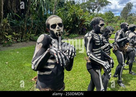 The Skeleton Men from the Omo Bugamo tribe of Papua New Guinea paint ...