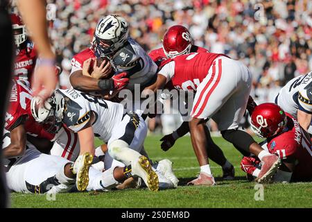 Navy quarterback Blake Horvath (11) looks to throw a pass during the ...