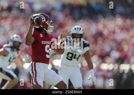 Oklahoma quarterback Michael Hawkins Jr. (3) hands the ball off to ...