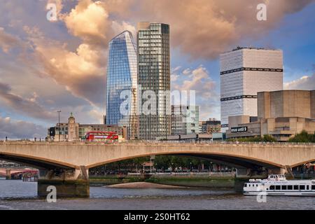 Bankside building, South Bank building, Waterloo Bridge, Temple, Thames ...