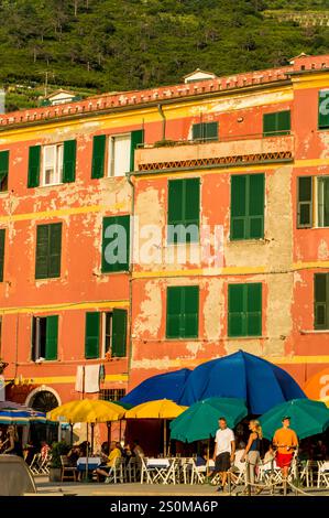Piazza Marconi main waterfront square, vernazza, Cinque Terre, Italy ...