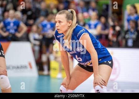 Antonia Stautz (Allianz MTV Stuttgart, #06) next to team, contemplative ...