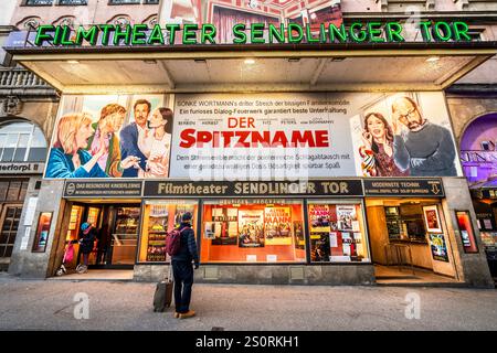 Das Filmtheater Sendlinger Tor muß heute nach 112 Jahren schließen, Besucherin verabschiedet ...