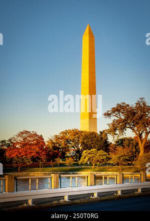 The Washington Monument stands tall against a bright blue sky with ...