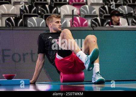 Sam Griesel (Telekom Baskets Bonn #2) mit Ball gegen Marcus Domask ...