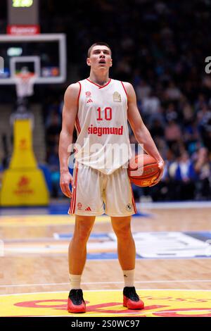 Frankfurt, Deutschland. 29th Dec, 2024. David Muenkat (Frankfurt Skyliners #55) sichert sich ...