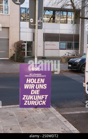 Wahlplakat Volt Partei vor Hochschule München Wahlplakat Volt Partei ...