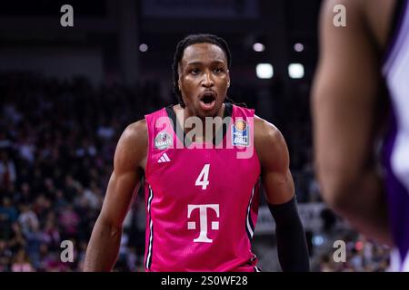 Phlandrous Fleming Jr. (Telekom Baskets Bonn #4) mit Ball gegen Jacob ...