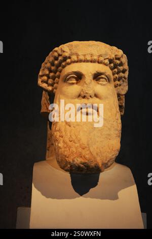 Greek statue head Stock Photo - Alamy