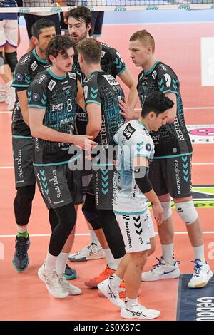 Die Spieler von den Powervolleys Düren bilden einen Kreis, Aktion ...