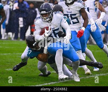 Tennessee Titans running back Julius Chestnut, left, signs autographs ...