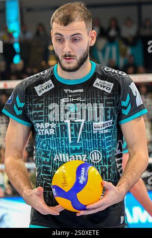 Francois Huetz (Powervolleys Düren, 17) bei der Angabe, beim Aufschlag ...