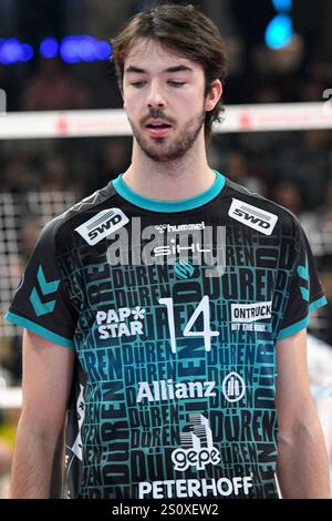 Matthew Neaves (Powervolleys Düren, 14) Bildmitte, schmettert den Ball ...