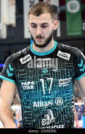 Francois Huetz (Powervolleys Düren, 17) bei der Angabe, beim Aufschlag ...