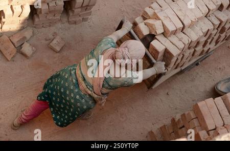 A Brick factory in the outskirts of Dhaka, Bangladesh Stock Photo - Alamy