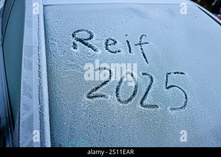 Eine PKW Frontscheibe die mit Reif überzogen ist und freigekratztem ...
