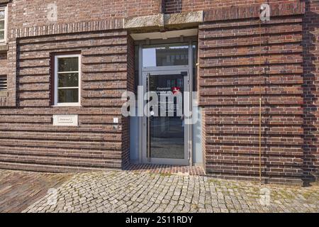 Wilhelmshaven tax office, entrance area, brick architecture, red bricks ...