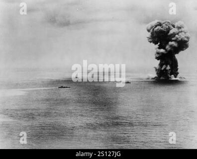 Explosion of the Japanese battleship Yamato, on 7 April 1945 Stock ...