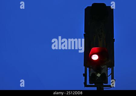 Signale bei der Eisenbahn Ein Halt zeigendes Signal mit roten Lampen ...