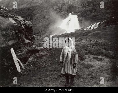 Familien Johansen i samisk drakt foran gamme ved Adamsfjordfossen i ...