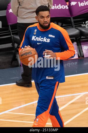 New York Knicks center Karl-Anthony Towns, right, shoots as Los Angeles ...