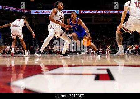 South Carolina forward Collin Murray-Boyles (30) shoots on Texas A&M ...